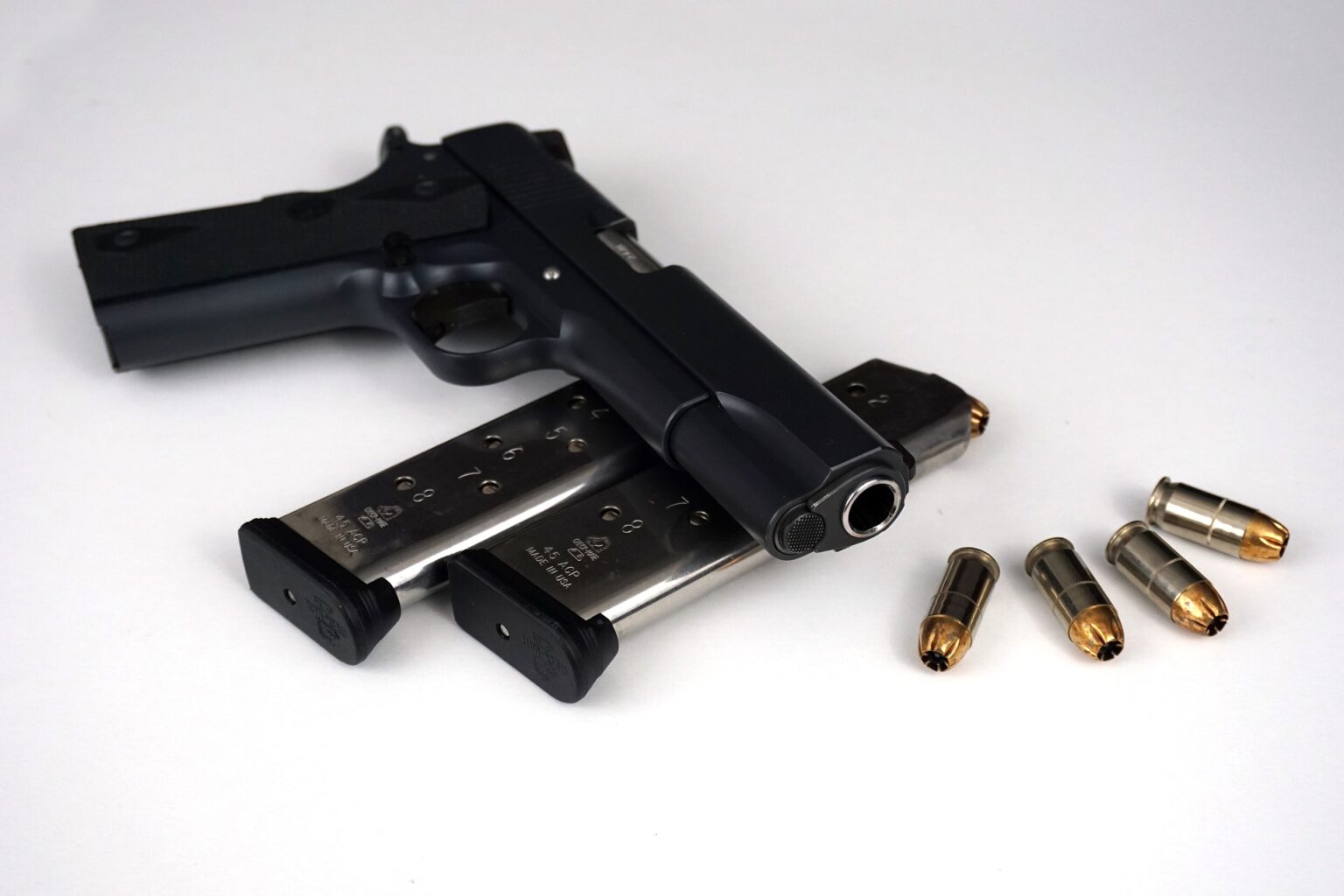 Sonhar com arma é um sinal? Veja o que isso significa! Sonhar com arma é um sinal? Veja o que isso significa!