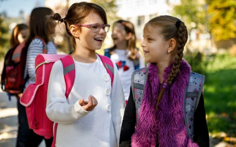 Saiba o que representa sonhar com amigos da escola