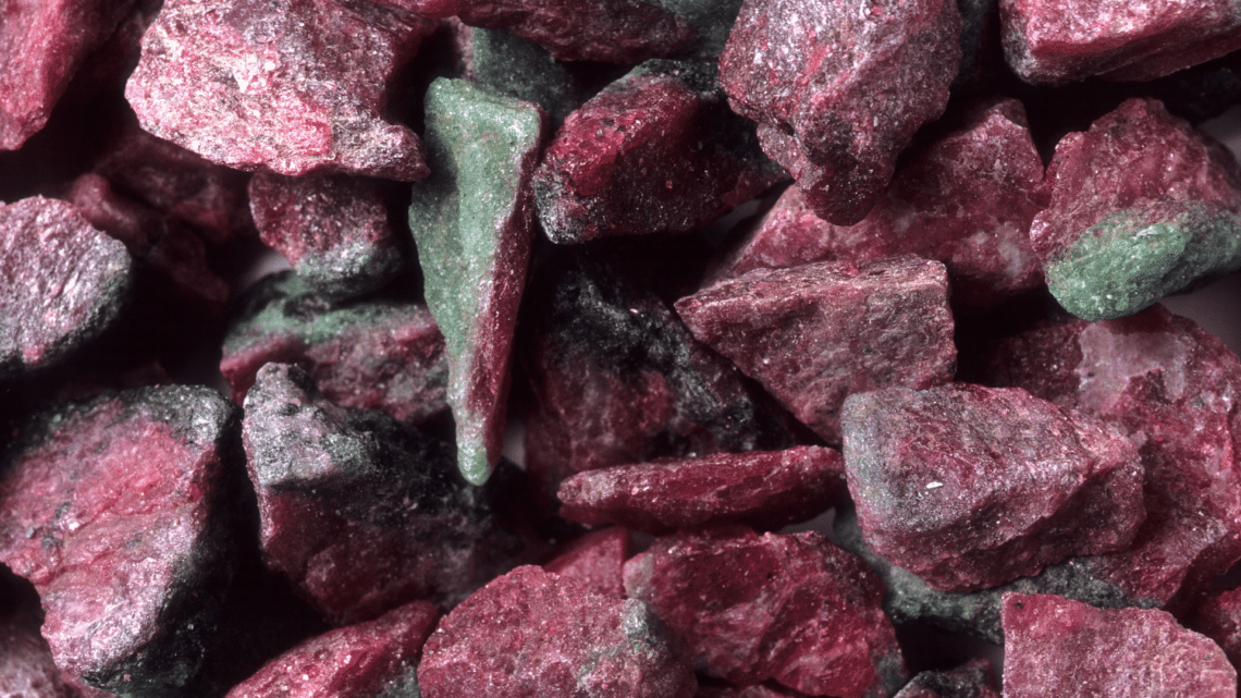 Rubi: conheça os poderes da pedra preciosa